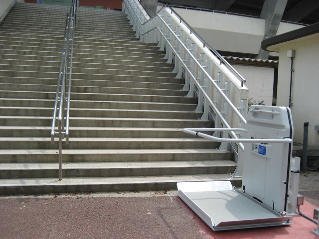 車椅子用階段昇降機 | 新光産業